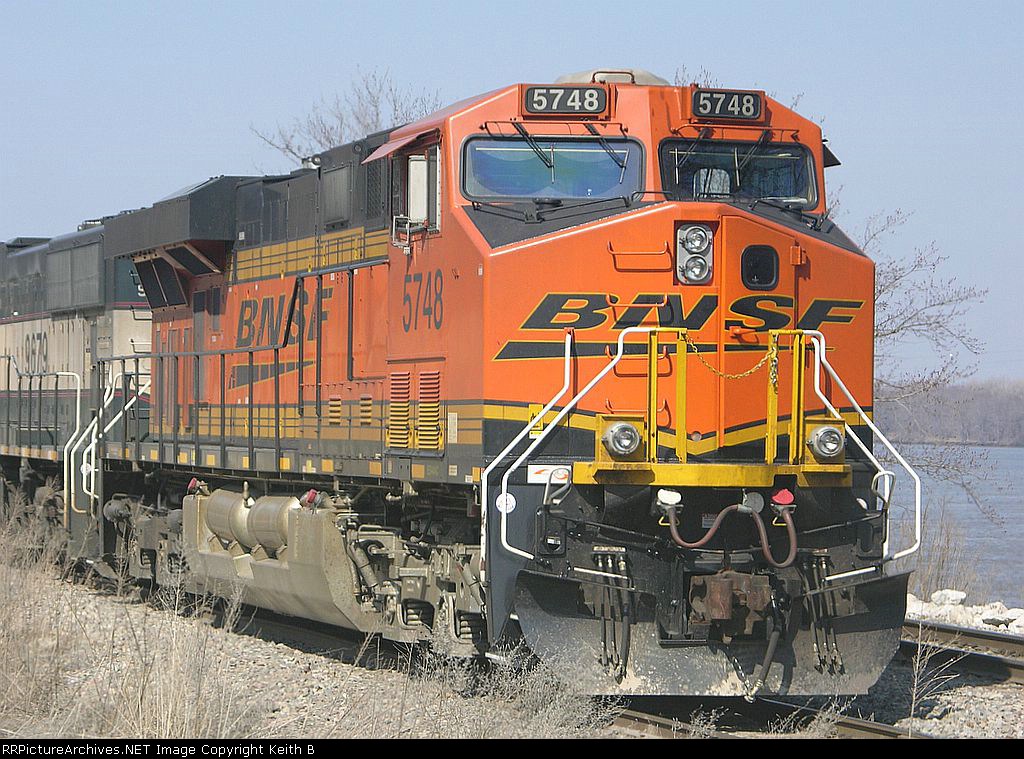 BNSF 5748